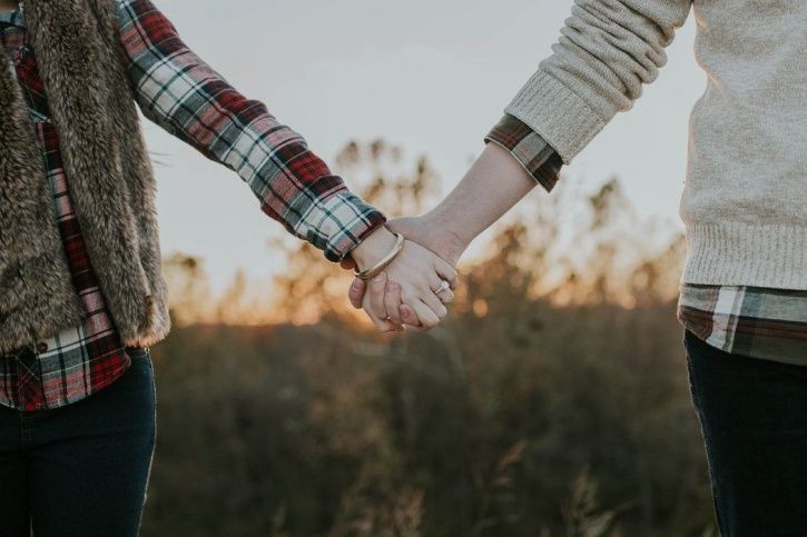 9 Ways How Holding Hands With Your Partner Can Do Wonders For Your ...