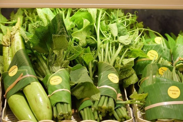 Thailand Supermarket Goes Green, Uses Banana Leaves Instead Of Plastic ...