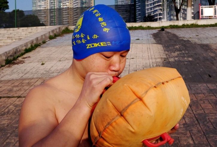 11 Years On, Chinese Worker Still Swims Daily Across Yangtze River To ...