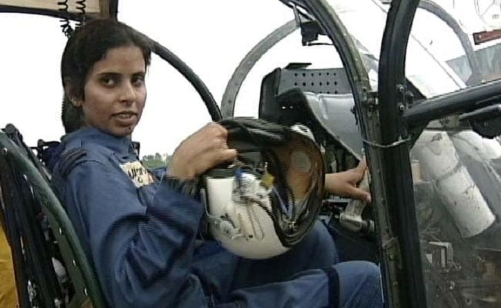 Meet Gunjan Saxena, The 1st IAF Female Pilot To Fight In The Kargil War & Jahnvi's Inspiration