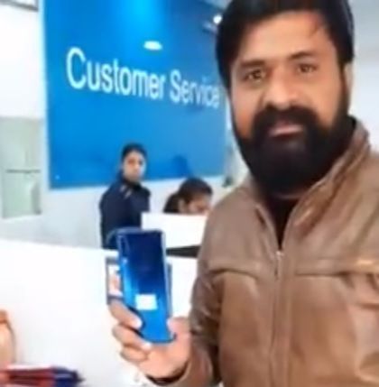 This Guy Was So Angry With Poor Service, He Smashed His Phone On The ...