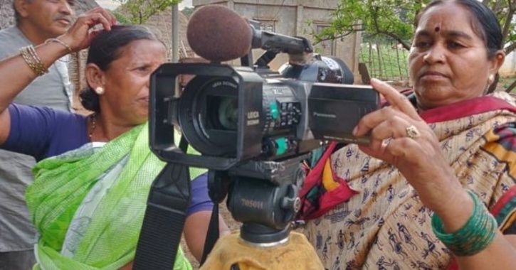 मिलिए दलित महिला रिपोर्टर्स से, ये कैमरे से बदल रही हैं किसानों की ज़िंदगी।Meet the dalit women ...