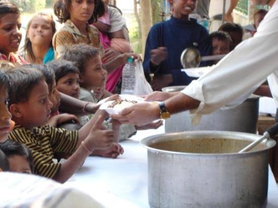 36 साल से रोज़ सुबह 5 बजे उठ कर 500 लोगों को खाना खिलाने का नेक काम कर ...