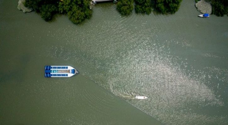 This Floating Machine Removes All Plastic From Our Rivers, And Keep ...