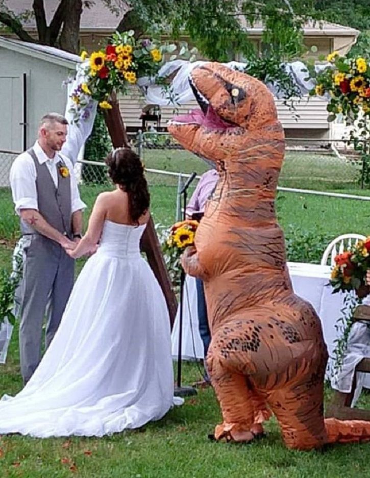 Maid Of Honor Arrives At Sister's Wedding In A T-Rex Costume, Pictures ...
