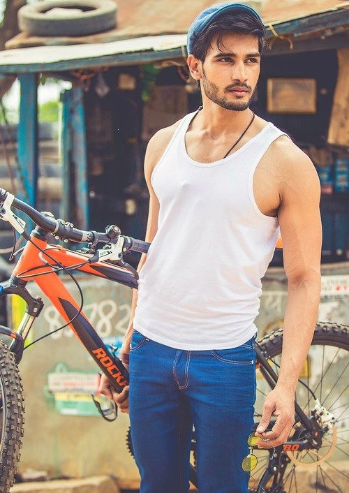 15 Pictures of Mr World 2016 Rohit Khandelwal that will make you drool