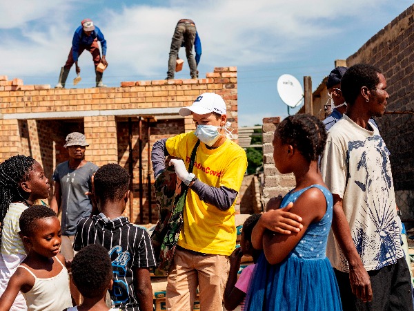 People Around The World Are Coming Together To Support Those In Need ...