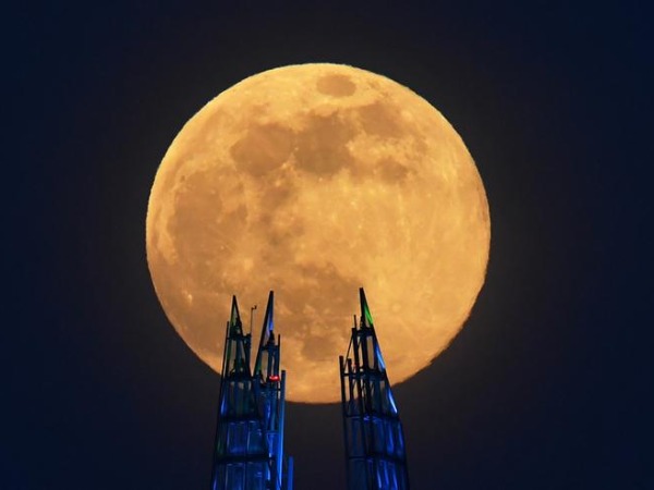 Spectacular Super Pink Moon Photos