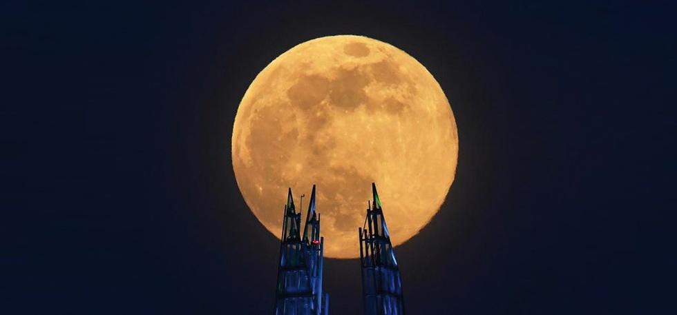 Spectacular Super Pink Moon Photos