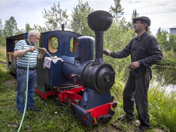 Meet The 62-YO Man Who Created A Personal Steam Train At Home, To ...