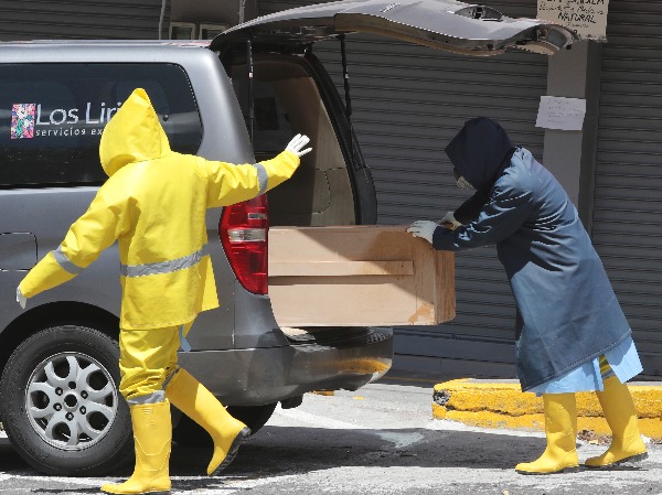 A Day In The Life Of Funeral Workers Around The World After The ...