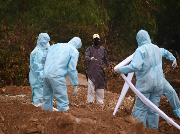 A Day In The Life Of Funeral Workers Around The World After The ...