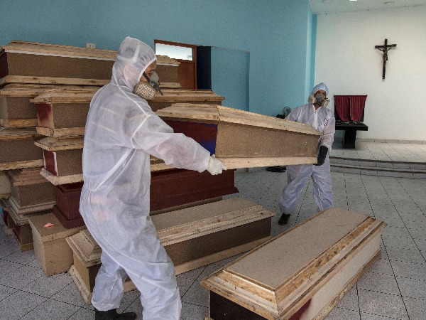 A Day In The Life Of Funeral Workers Around The World After The ...