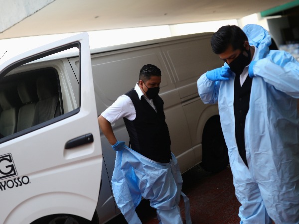 A Day In The Life Of Funeral Workers Around The World After The ...