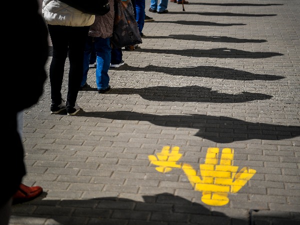 सोशल डिस्टेंस कैसे मेन्टेन करते हैं, ये इन बंदर बंधुओं से सीखा जा सकता ...