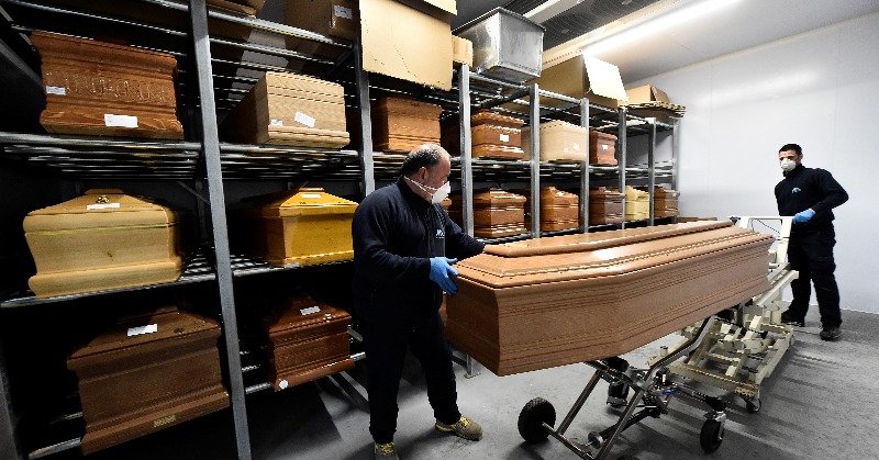 These Heartbreaking Photos Show How Italy Is Struggling To Bury Its ...