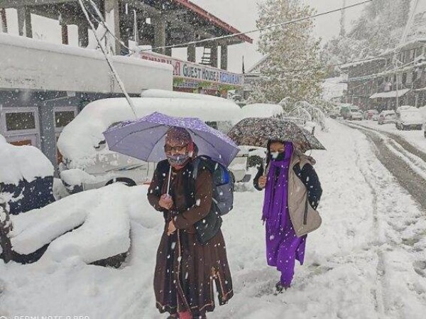 Season's First Snowfall Turns Himachal Pradesh's Keylong Into White Paradise