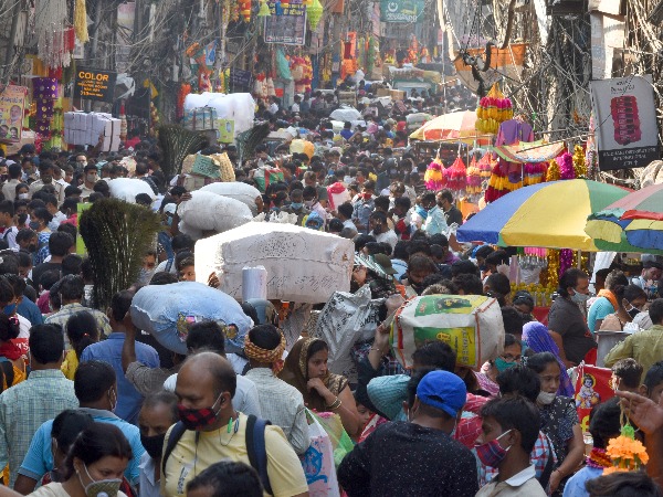 Huge Crowd In Delhi's Sadar Bazaar Amid COVID-19, Is A Recipe For Disaster