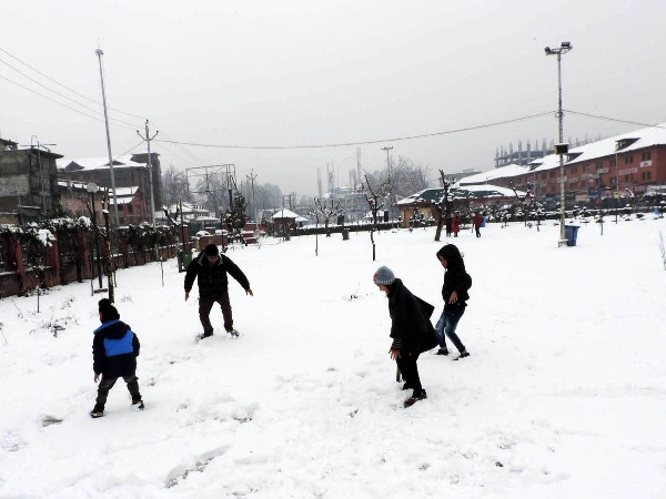 After Receiving The New Year's First Snowfall, Srinagar Turns Into A ...